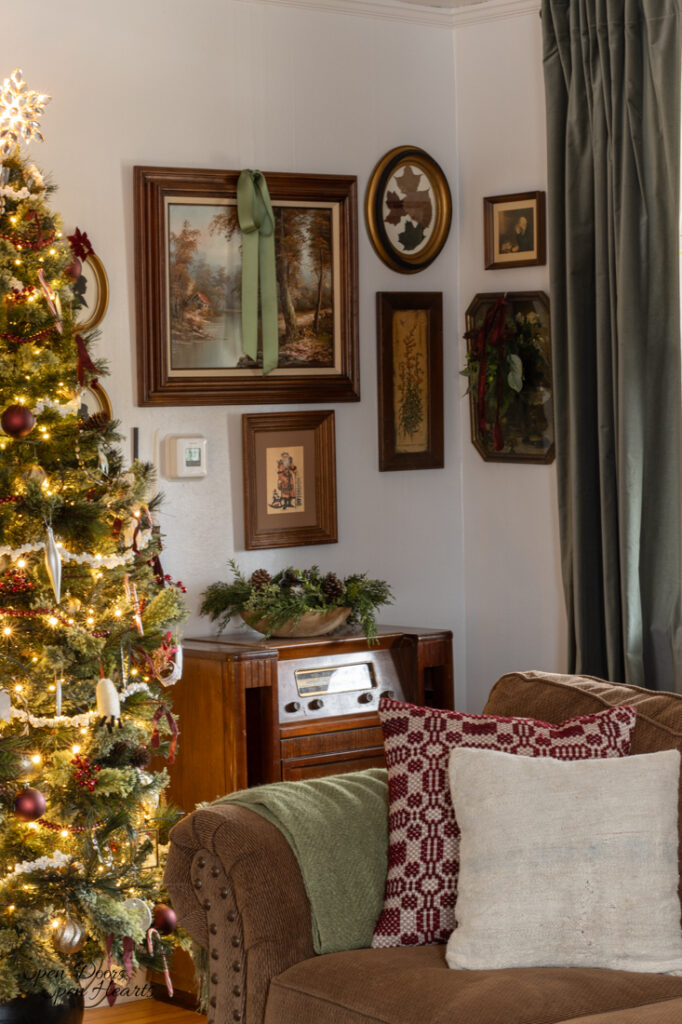 Beautiful and Simple European Country Christmas Ideas | Living Room ...