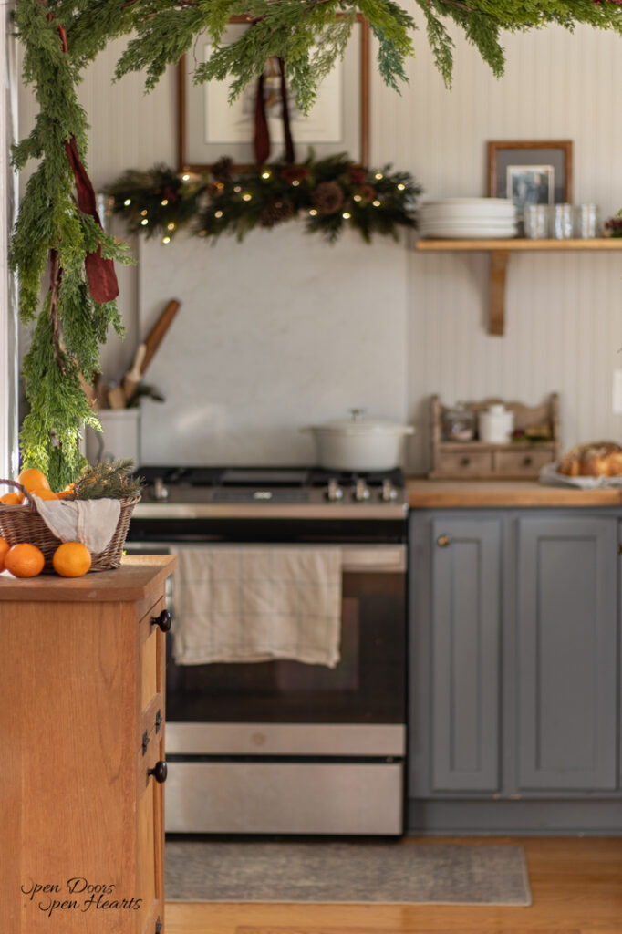 Thrifty and Simple Christmas Kitchen Ideas with Cottage Style - Open ...